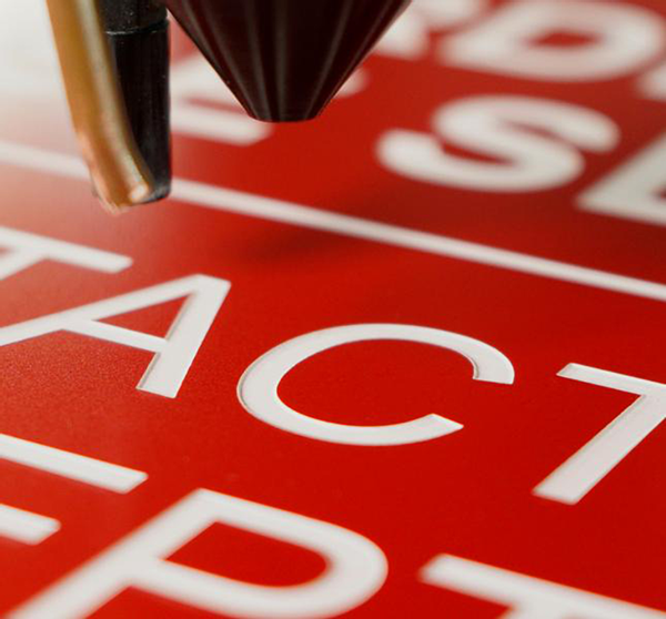 Merkeskilt for elektro og VVS i plast og stål - MERKEFABRIKKEN.NO